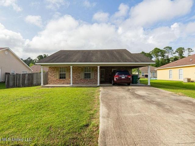 218 Dogwood St, Waveland, MS 39576