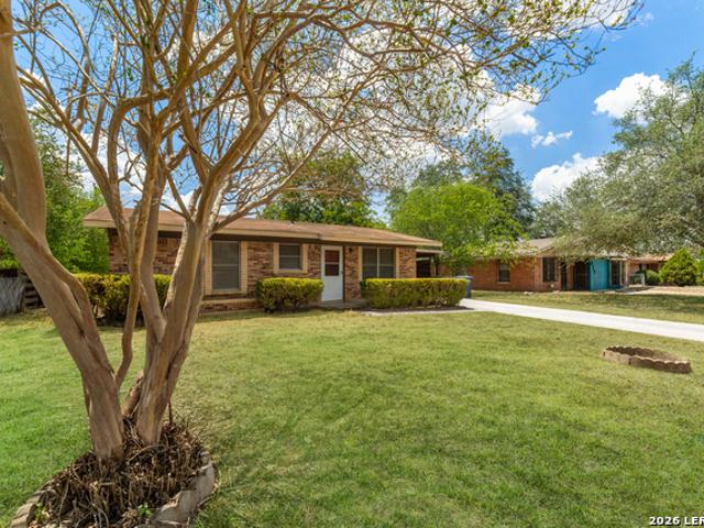 218 E Villaret