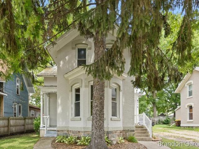 218 E Adams St, Ionia, MI 48846
