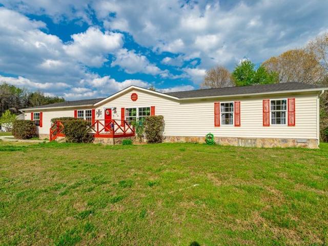 218 Edgewater Dr, Chickamauga, GA 30707