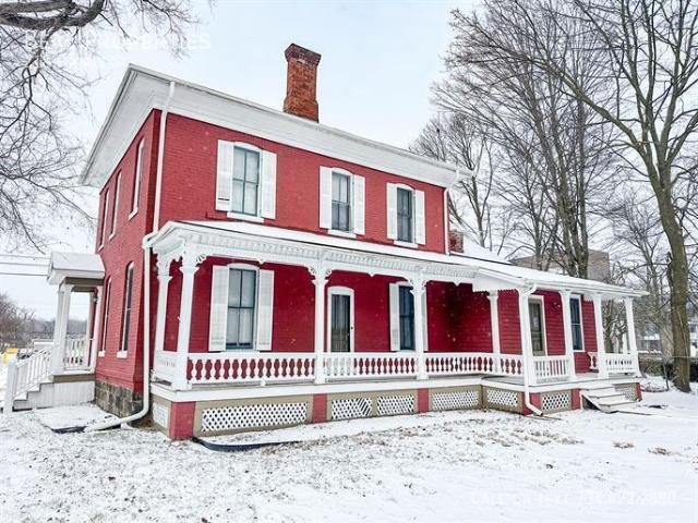 218 Ferris St 5 beds, 2 full baths