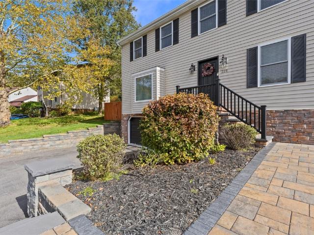 218 Lakeside Dr