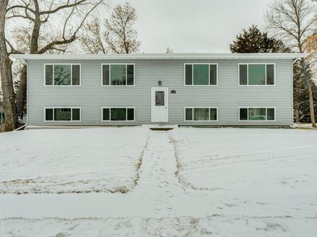 218 Lakota Ave N, Center, ND 58530