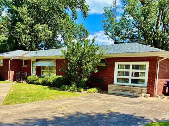 218 Montgomery Cir, Carmi, IL 62821