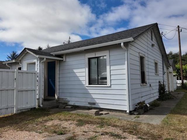 218 Maiden Ln, Crescent City, CA 95531