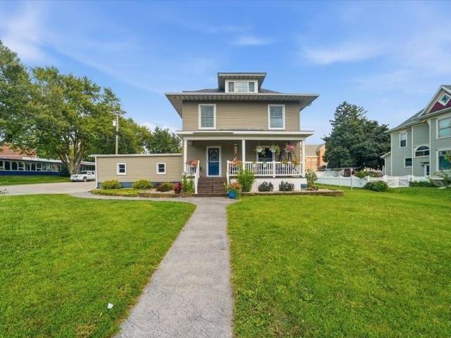 218 NE 3rd Ave, Independence, IA 50644