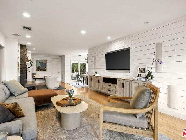 218 S Bundy Drive