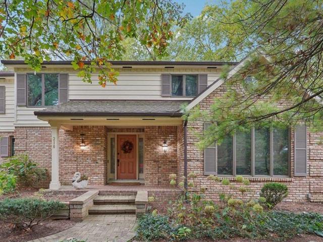 218 Saratoga Cir, Madison, WI 53705