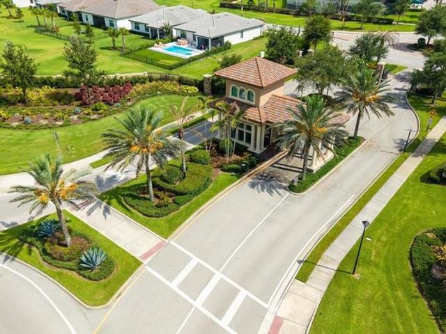 218 SE Longview Dr, Port Saint Lucie, FL 34984
