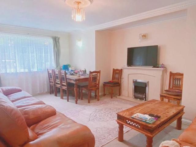 218 Pampisford Road, South Croydon CR2 2 bed flat to rent £1,750 pcm £404 pw