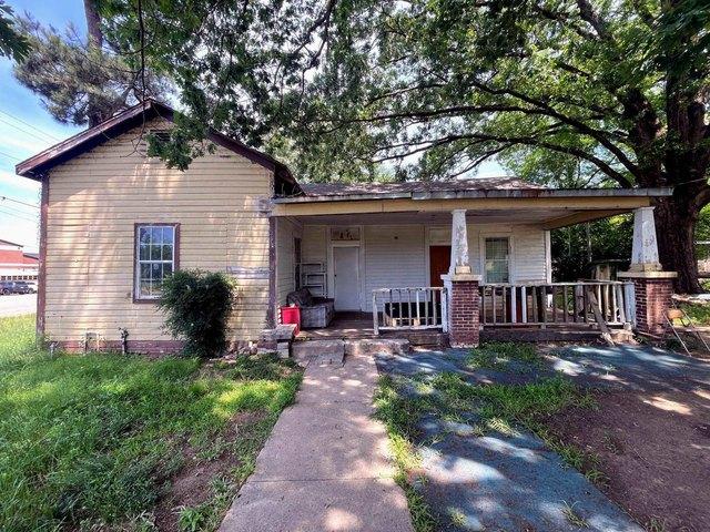 218 W Ash St, Carthage, TX 75633