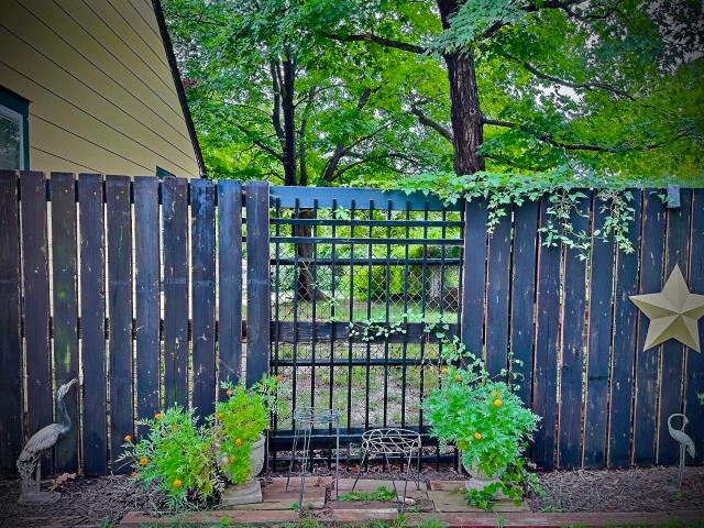218 W Joe Davis Street