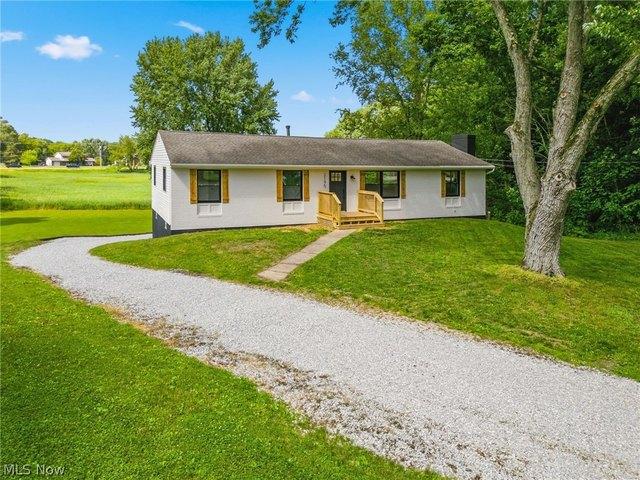 2195 Yorktown St NW, Uniontown, OH 44685