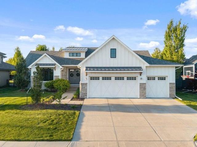 21904 Martha St, Elkhorn, NE 68022