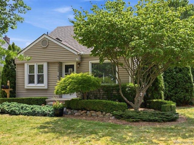 21924 Revere St, Saint Clair Shores, MI 48080