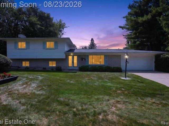 219 Allen Lake Dr, White Lake, MI 48386