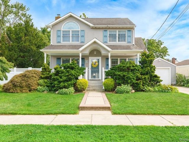 219 Leonard St, North Bellmore, NY 11710