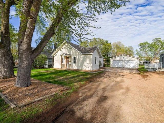 219 S Cedar St, Belle Plaine, MN 56011