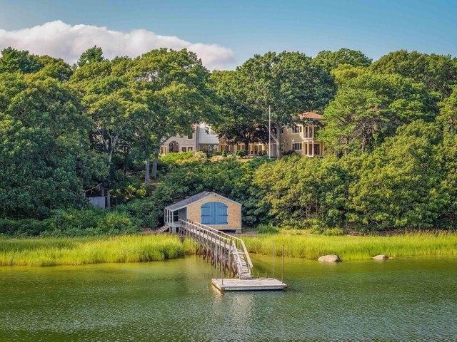 219 Scraggy Neck Rd, Cataumet, MA 02534