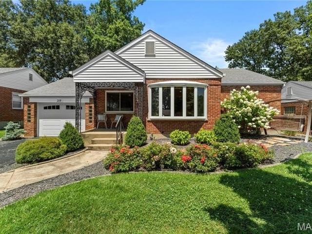 219 Sunningwell Dr, Webster Groves, MO 63119