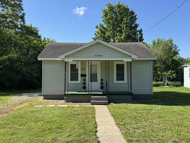219 W 7th St, Flora, IL 62839