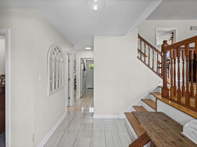 219 W Appletree Lane