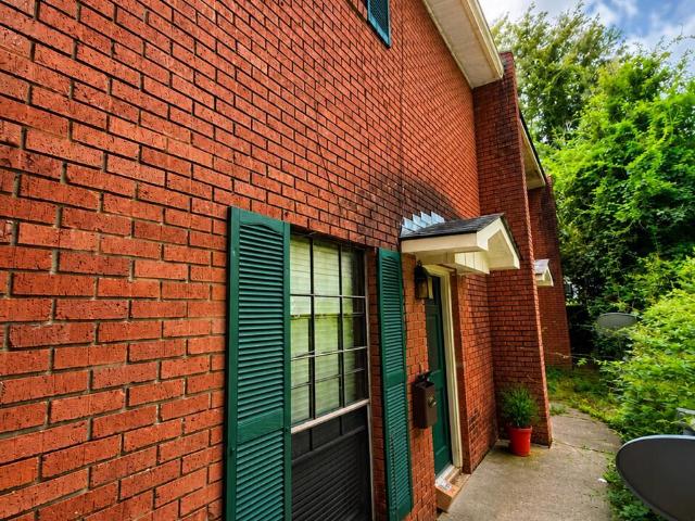 219 W Chickasaw Street