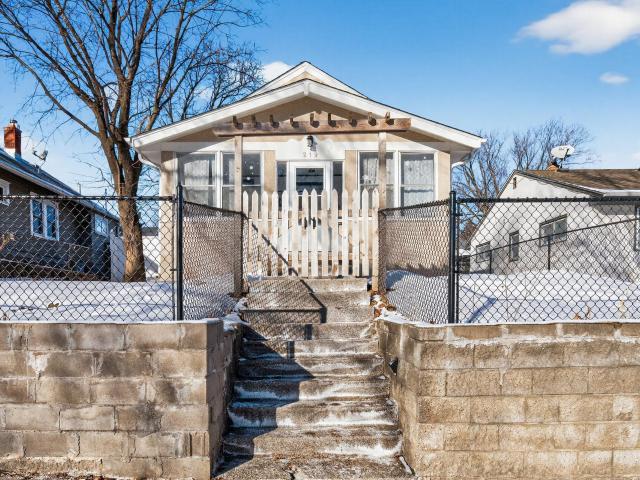 219 Winona Street W