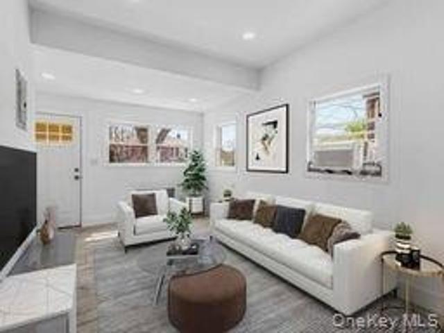 21 52 48th St, Astoria, NY 11105