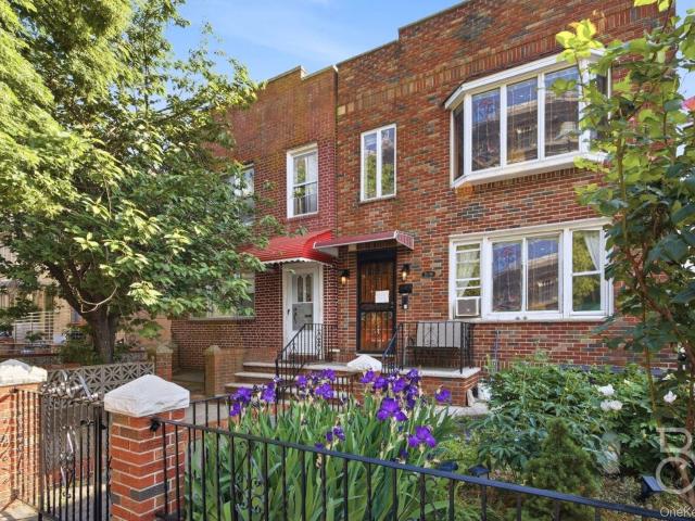 21 08 Ditmars Boulevard
