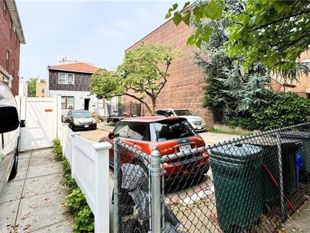 21 28 72nd St, East Elmhurst, NY 11370