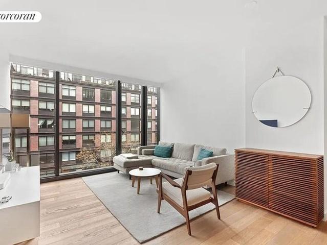 21 30 44th Dr Apt 4E, Queens, NY 11101