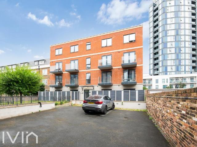 21 Tavistock Road, Croydon CR0 2 bed flat to rent £1,750 pcm £404 pw