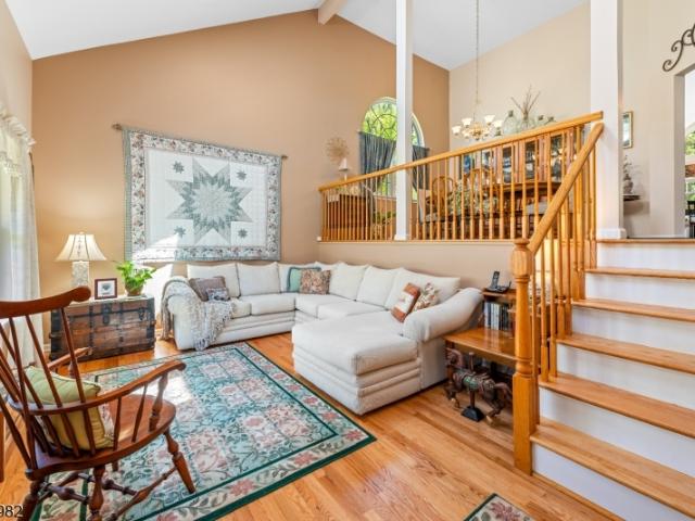 21 Towpath Ln