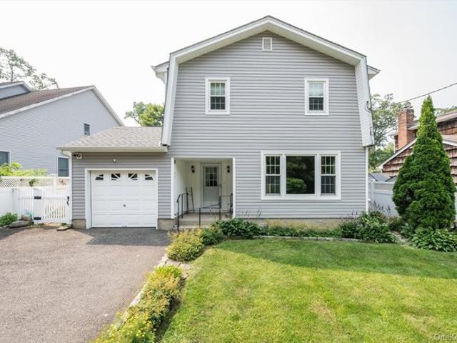 21 Vause St, Northport, NY 11768