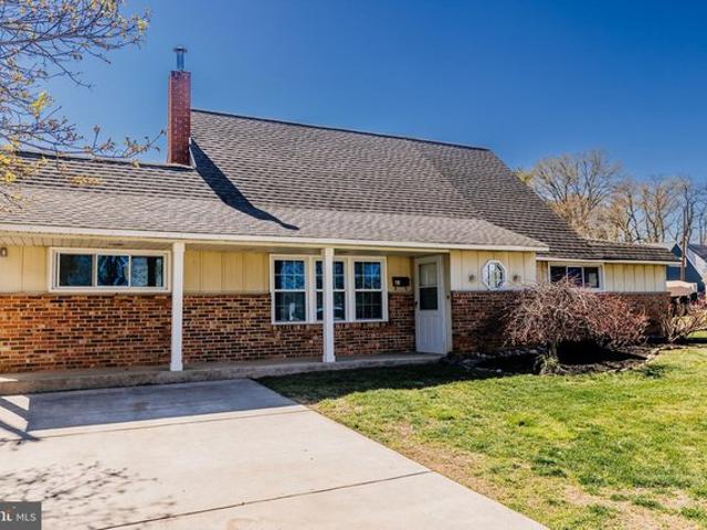 21 Velvet Ln, Levittown, PA 19054