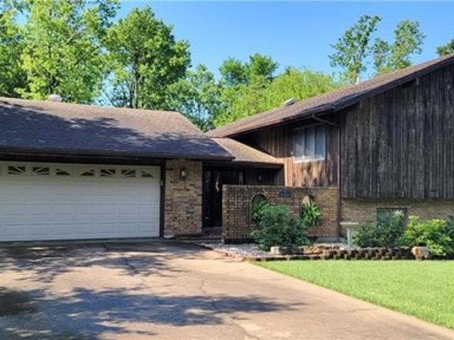 21 W Edwards St, Iola, KS 66749