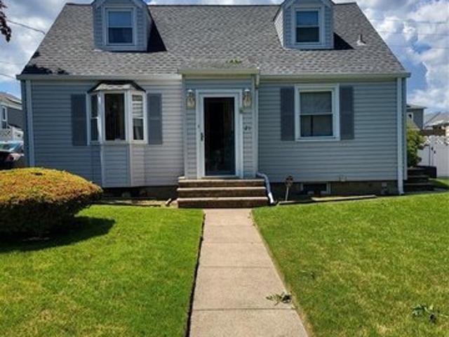 21 Woodland Dr, Hasbrouck Heights, NJ 07604