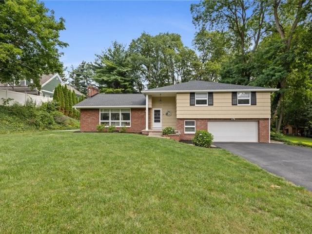 21 Arlington Dr, Pittsford, NY 14534