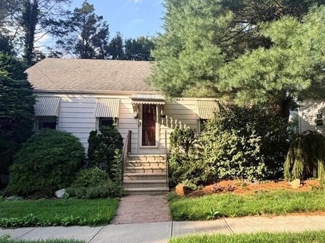 21 Athol Pl, Hamden, CT 06517