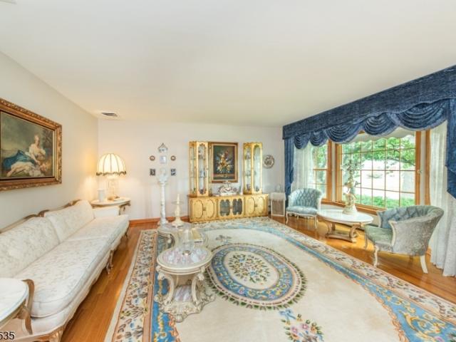 21 Bates Dr
