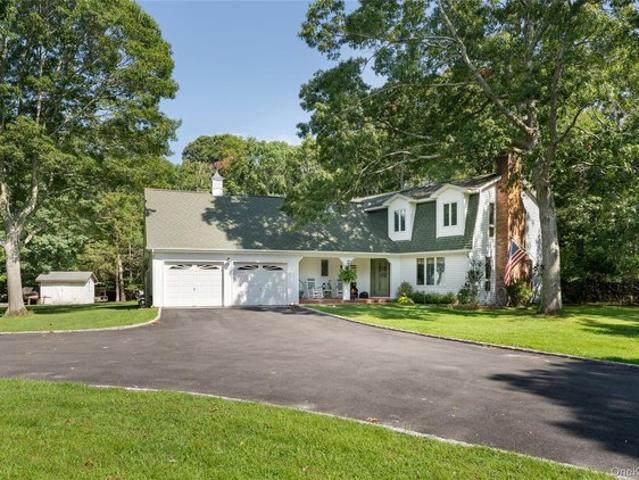 21 Bay Ave W, Hampton Bays, NY 11946