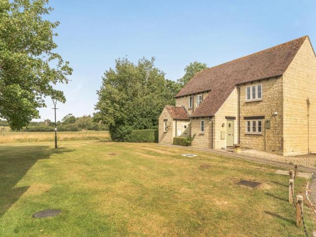 21 Birch Drive, Bradwell Village OX18 2 bed house to rent £2,250 pcm £519 pw