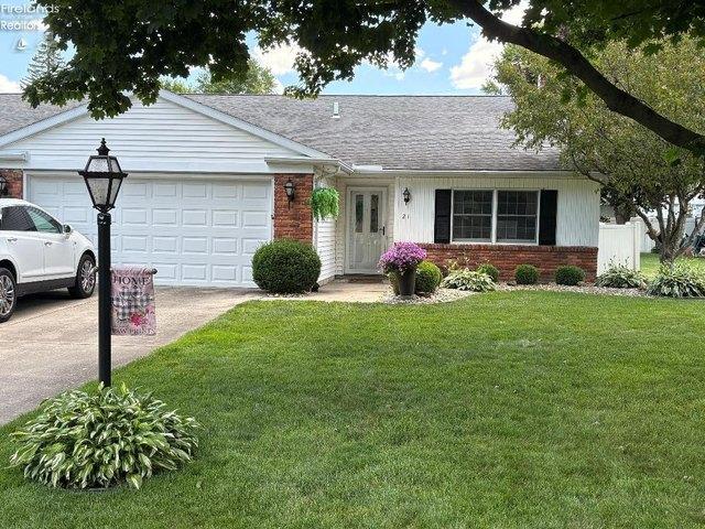21 Brookview Dr, Fremont, OH 43420