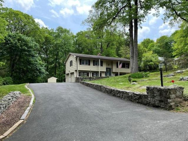 21 Bradley Ln, Newtown, CT 06482