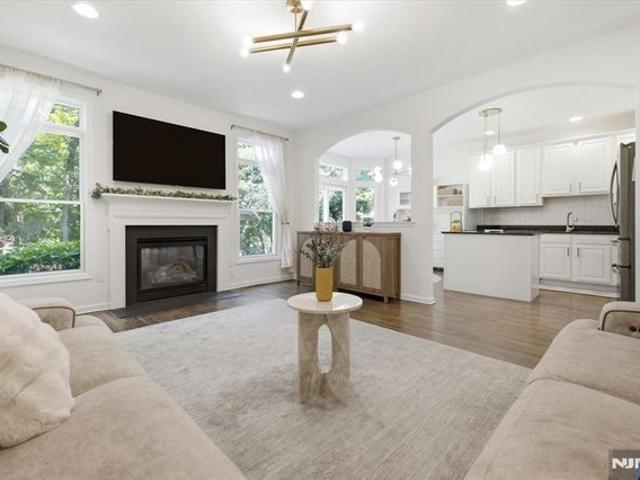 21 Chestnut Ct, Cedar Grove, NJ 07009