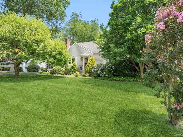 21 Circle Dr, Glen Cove, NY 11542