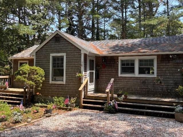 21 Clay Pit Rd, Edgartown, MA 02539