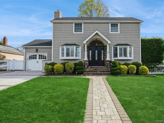 21 Crest Rd E, North Merrick, NY 11566