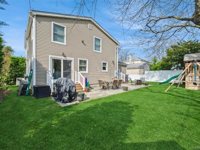 21 Crest Road E